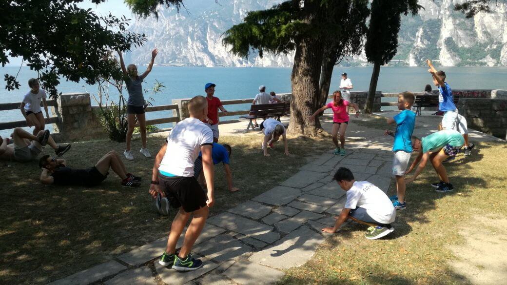 OPTIMISTI NA GARDSKEM JEZERU • JK Burja